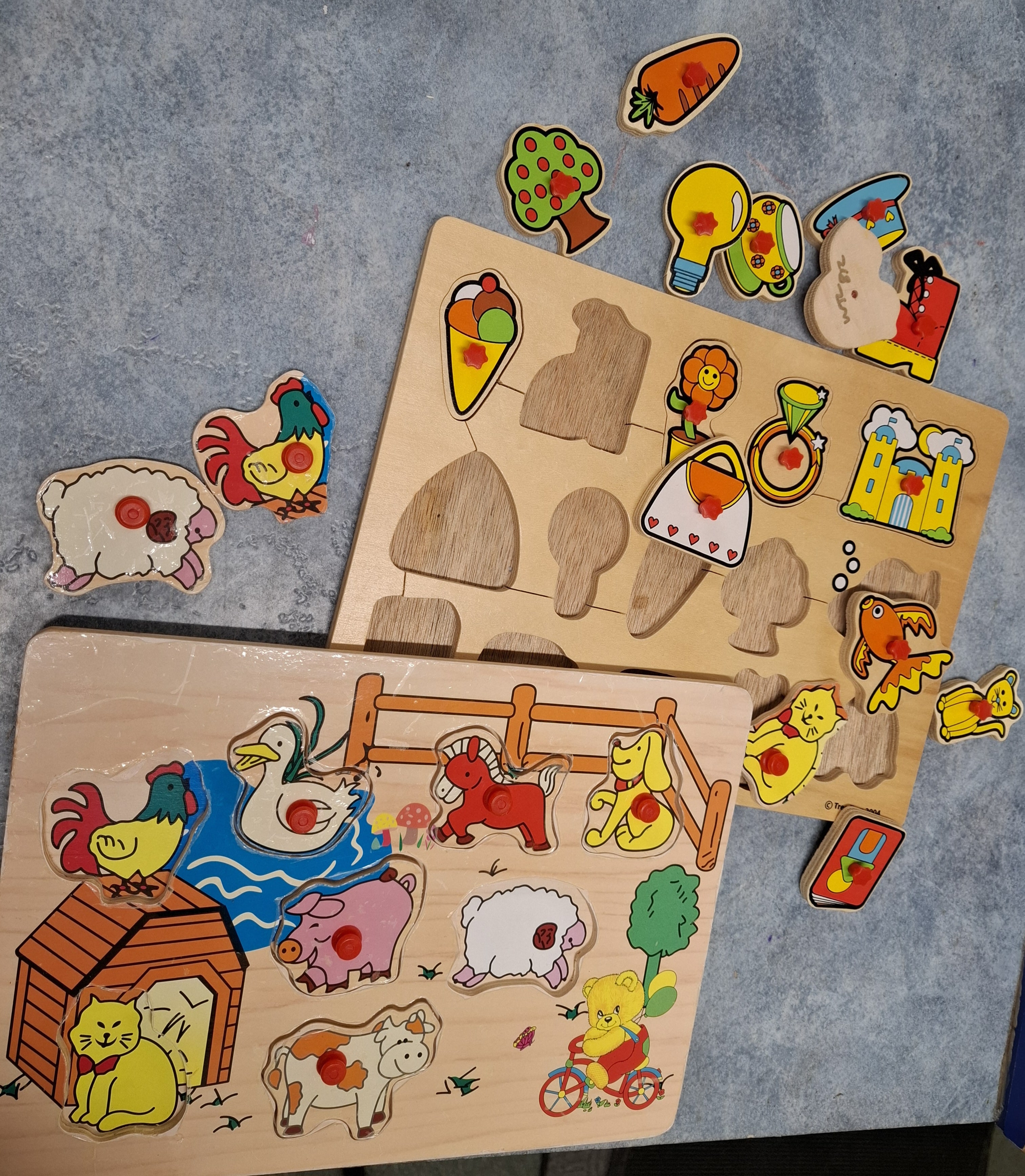 Wooden puzzle set of 2 with pegs